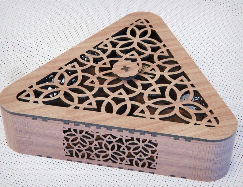 CAJA TRIANGULAR DE MADERA ORGANIZADA Y DECORATIVA