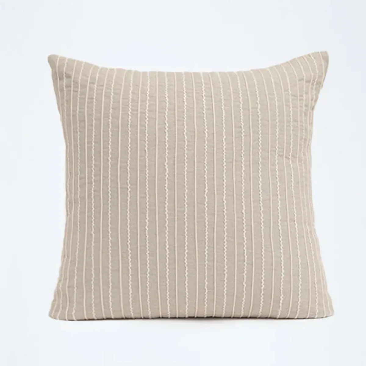 MAISON LINETT - COJIN MAISON LINETT ACANALADO 50X50 NATURAL | Ofertitas